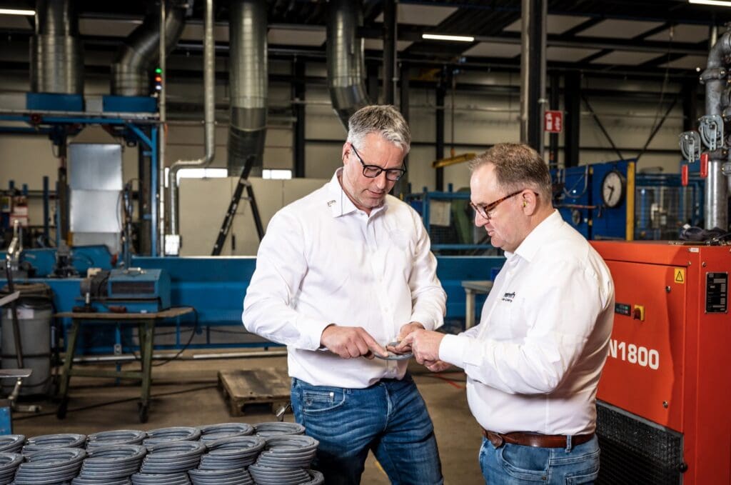 Elektromechanische cilinders versnellen productie hoefijzers ...